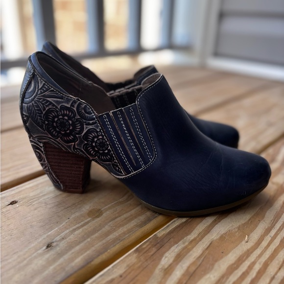 L'ATISTE | Shoes | Lartiste By Spring Step Leatha Heel Camel Navy Euc ...